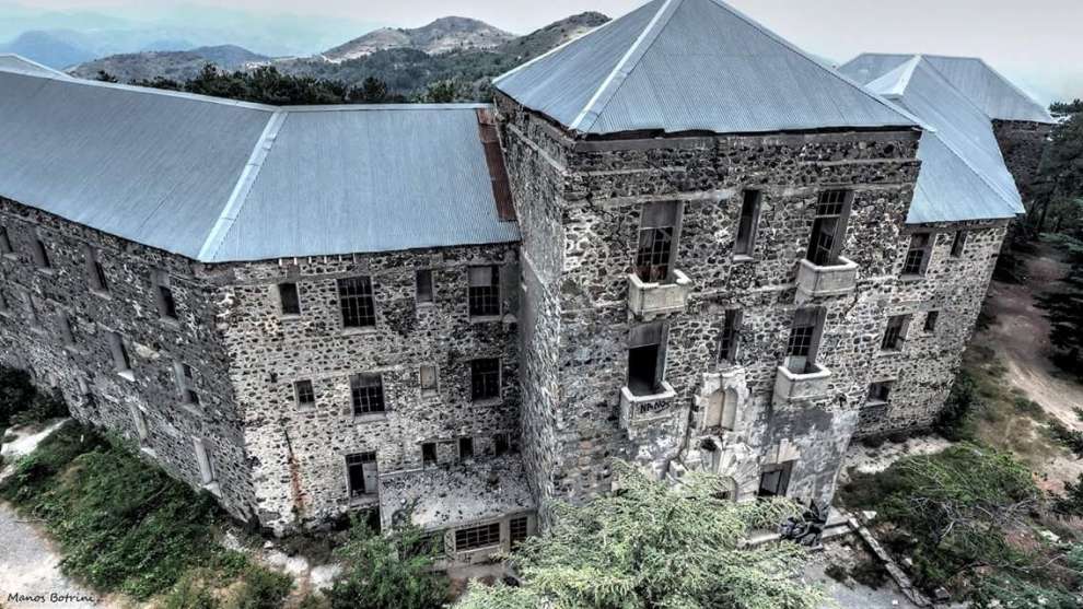 Βερεγγάρια: Το ξενοδοχείο των "Βασιλιάδων" μέσα από το πέρασμα του ...