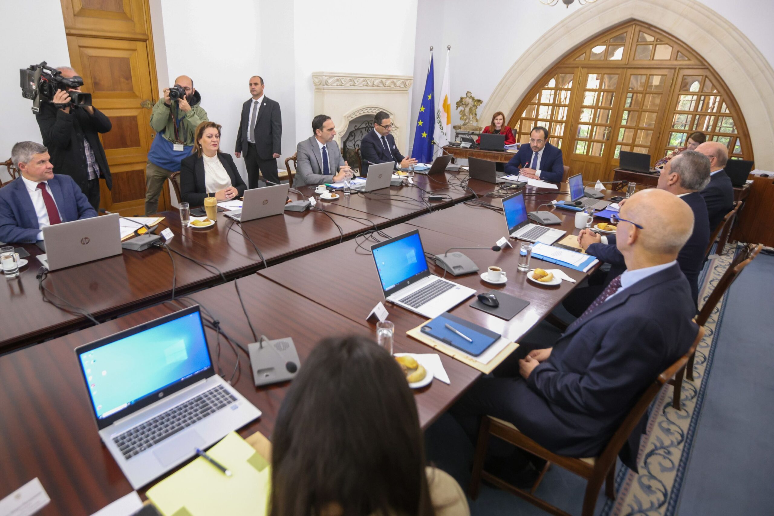 Πόσες γυναίκες και πόσοι άνδρες πήραν θέση στα νέα ΔΣ των Ημικρατικών ...